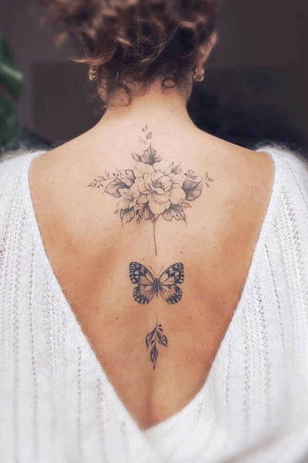 Tatuagem nas costas com flores - 60 desenhos para florear sua vida