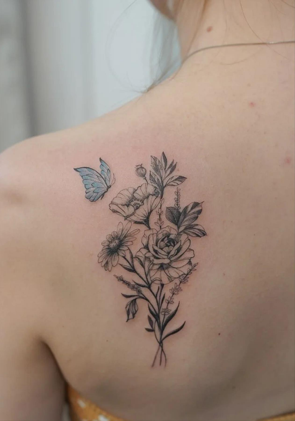 Tatuagem nas costas com flores - 60 desenhos para florear sua vida