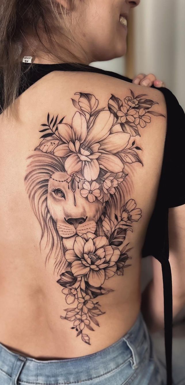 Tatuagem nas costas com flores - 60 desenhos para florear sua vida