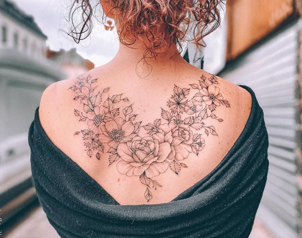 Tatuagem nas costas com flores - 60 desenhos para florear sua vida