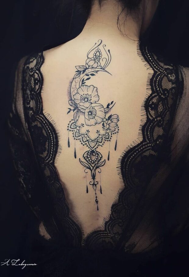 Tatuagem nas costas com flores - 60 desenhos para florear sua vida