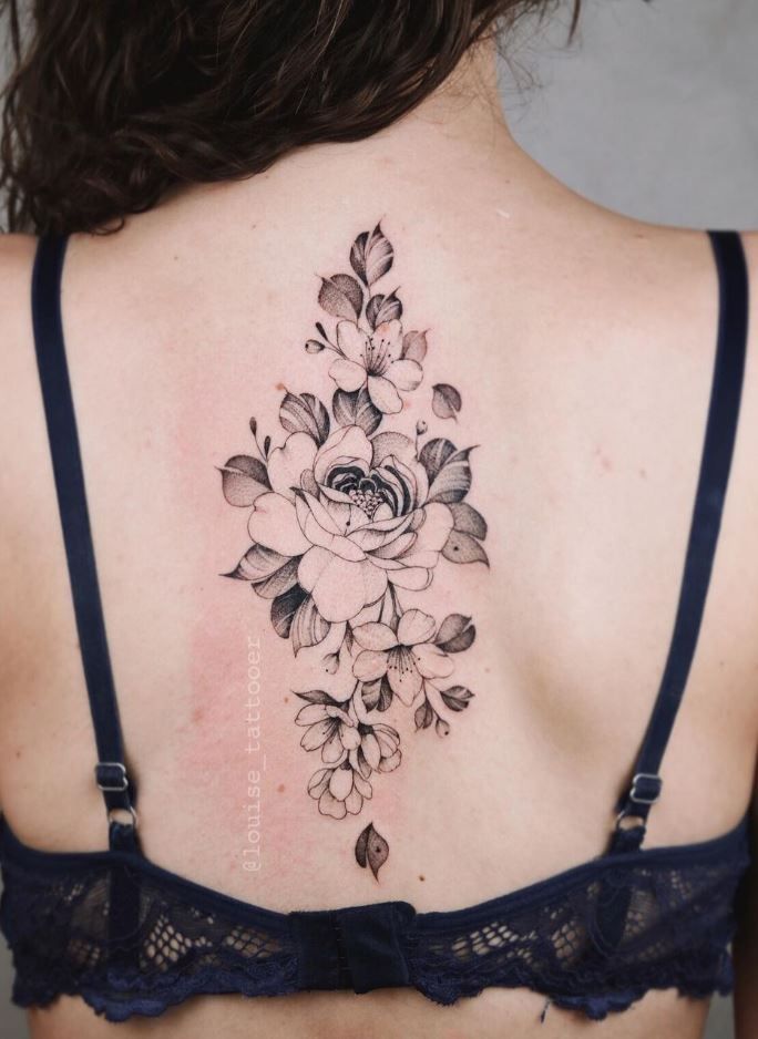 Tatuagem nas costas com flores - 60 desenhos para florear sua vida