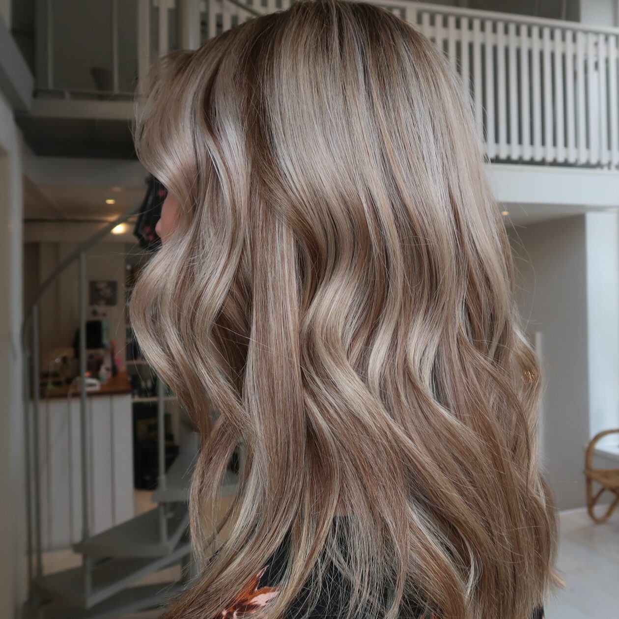 Cabelo loiro bege: dicas + 30 inspirações para adotar a cor da moda